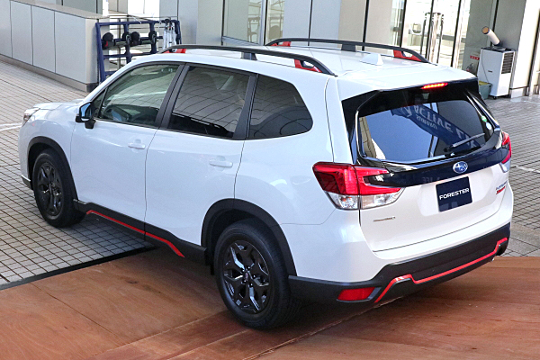 スバル フォレスター エックスブレイク ホワイト ジャイアントヒル Subaru Forester X-Break : White ...