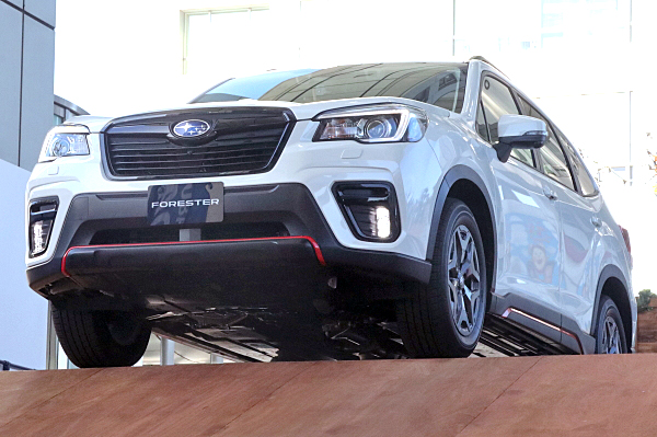 スバル フォレスター エックスブレイク ホワイト ジャイアントヒル Subaru Forester X-Break : White ...