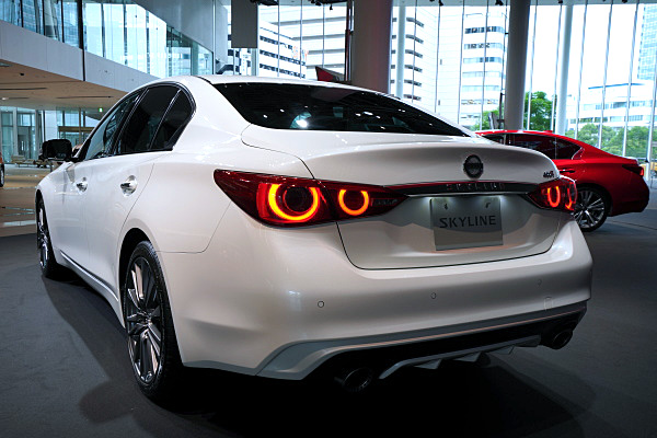 日産 スカイライン 400R ホワイト Nissan Skyline 400R : White | Car and Moto in Japan