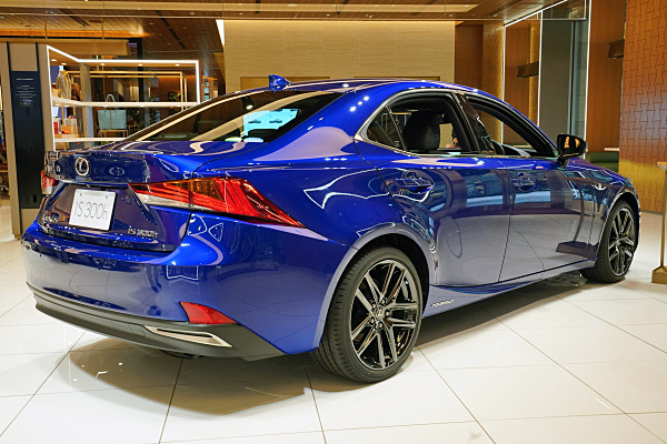 レクサス IS300h アイブルー Lexus IS300h "I Blue" | Car and Moto in Japan