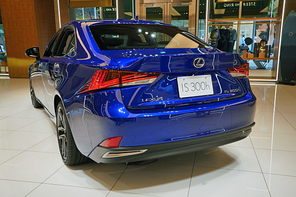 レクサス IS300h アイブルー Lexus IS300h "I Blue" | Car and Moto in Japan