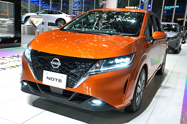日産 ノート X オレンジ Nissan Note X : Orange | Car and Moto in Japan