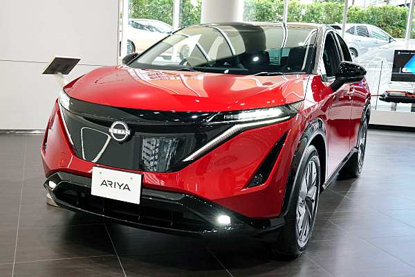 日産 アリア B6 レッド / ブラック Nissan Ariya B6 : Red / Black | Car and Moto in Japan