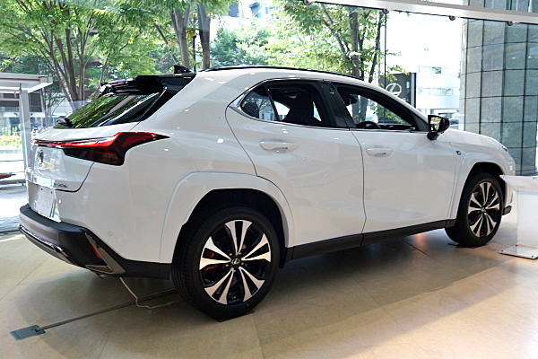 レクサス UX250h Fスポーツ エモーショナルエクスプローラー ホワイト / ブラック Lexus UX250h F SPORT ...