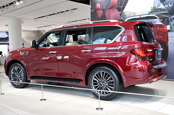 インフィニティ QX80 レッド Infiniti QX80 : Red | Car and Moto in Japan