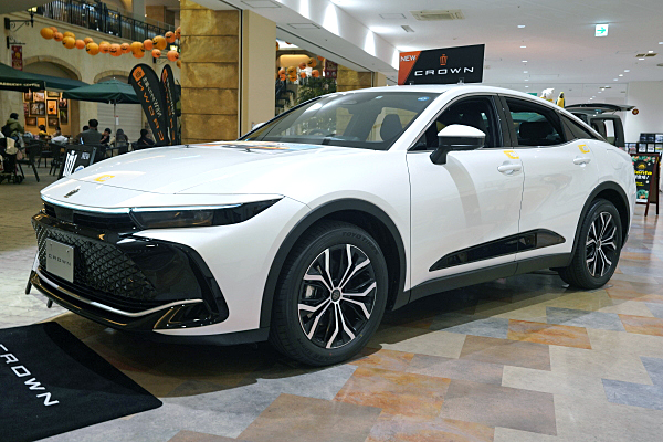 トヨタ クラウン クロスオーバー G "アドバンスド" ホワイト Toyota Crown Crossover G "Advanced ...