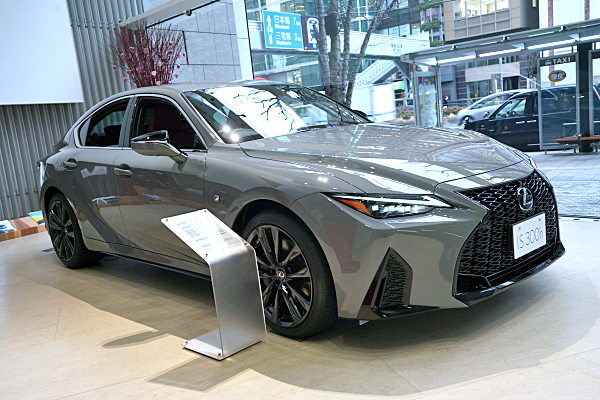 レクサス IS300h Fスポーツ グレー Lexus IS300h F Sport : Gray | Car and Moto in Japan