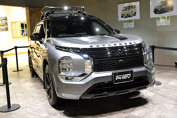 三菱 アウトランダー PHEV ブラックエディション プレミアム Mitsubishi Outlander PHEV Black ...