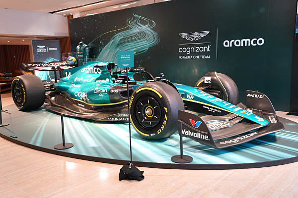 アストンマーティン F1 ショーカー Aston Matin F1 Show Car | Car and Moto in Japan