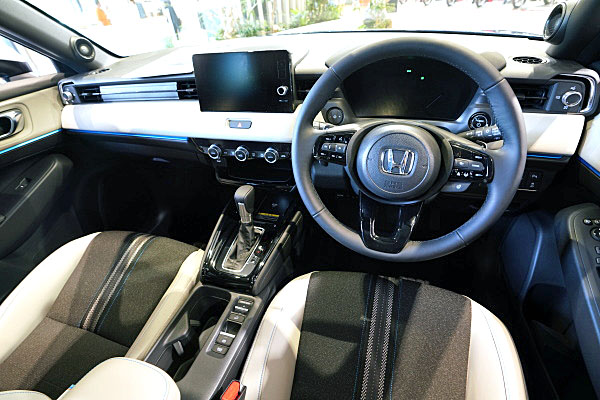 ホンダ ヴェゼル e:HEV Z プレイ パッケージ ブルー / シルバー Honda Vezel e:HEV Z PLaY Package : Blue / Silver | Car and ...