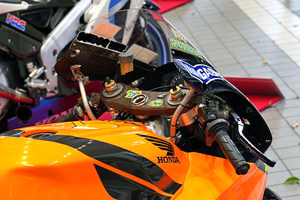 ホンダ RC211V 2003 モトGP #46 Honda RC211V 2003 MotoGP #46 | Car and Moto in ...