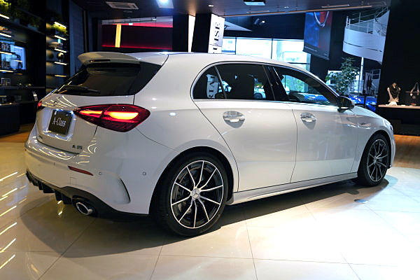 メルセデス・AMG A35 4マチック ホワイト Mercedes-AMG A35 4MATIC : White | Car and Moto ...