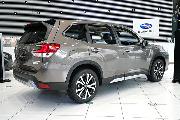 スバル フォレスター アーバンセレクション ブロンズ Subaru Forester "Urban Selection" : Bronze | Car and Moto in Japan