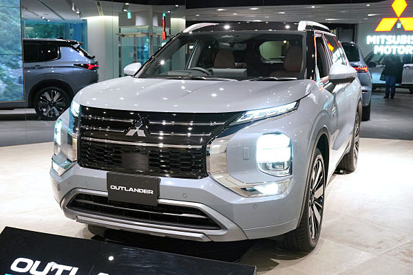 三菱 アウトランダー PHEV P エグゼクティブパッケージ グレー / ブラック Mitsubishi Outlander PHEV P Executive Package : Gray ...