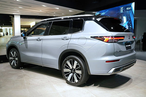 三菱 アウトランダー PHEV P エグゼクティブパッケージ グレー / ブラック Mitsubishi Outlander PHEV P Executive Package : Gray ...