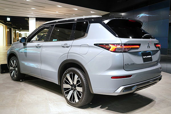 三菱 アウトランダー PHEV P エグゼクティブパッケージ グレー / ブラック Mitsubishi Outlander PHEV P Executive Package : Gray ...