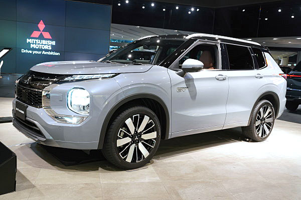 三菱 アウトランダー PHEV P エグゼクティブパッケージ グレー / ブラック Mitsubishi Outlander PHEV P Executive Package : Gray ...