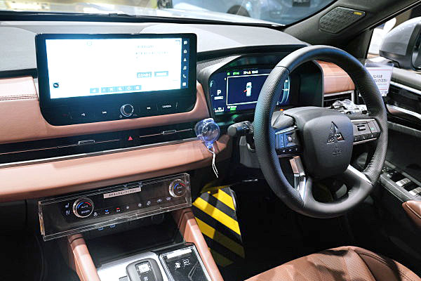 三菱 アウトランダー PHEV P エグゼクティブパッケージ グレー / ブラック Mitsubishi Outlander PHEV P Executive Package : Gray ...