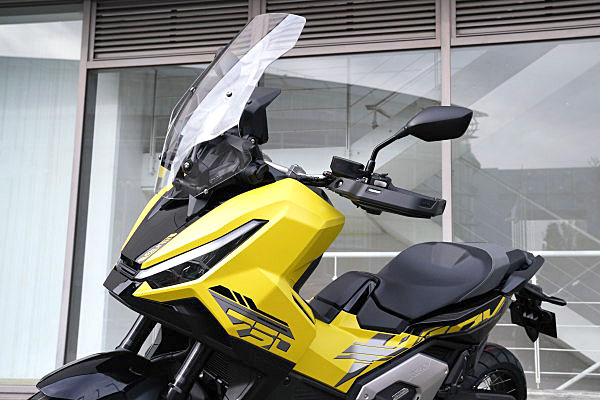 ホンダ X-ADV イエロー Honda X-ADV : Yellow | Car and Moto in Japan