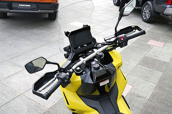ホンダ X-ADV イエロー Honda X-ADV : Yellow | Car and Moto in Japan