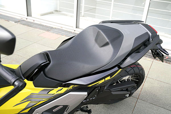 ホンダ X-ADV イエロー Honda X-ADV : Yellow | Car and Moto in Japan