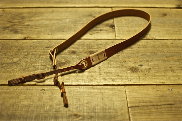 EYELET CAMERA STRAP BRN アイレットカメラストラップ（ブラウン） | revista