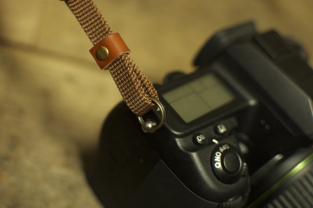 EYELET CAMERA STRAP BRN アイレットカメラストラップ（ブラウン） | revista
