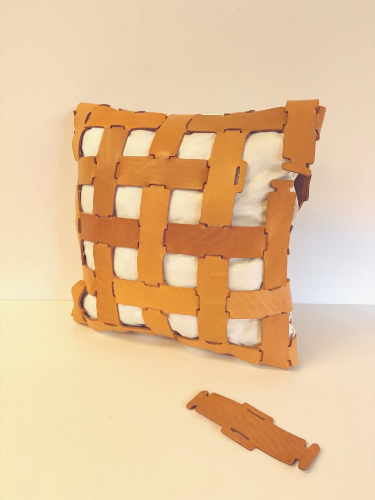 地域素材としての革端材の活用 ― 集合住宅「HAUN 蔵前」へ、サインとクッションをお届けしました。 | aemono