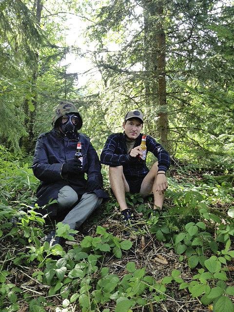 ガスマスク姿でスイスの森をうろつく男「Le Loyon」 | ねときゃす！