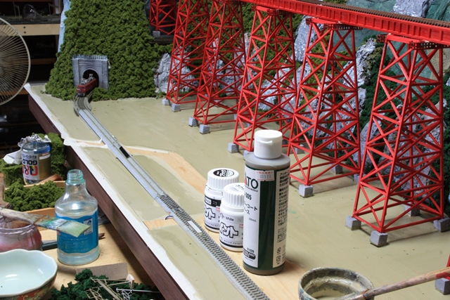 ジオラマ・レイアウト自作シリーズ12 餘部橋梁を作るレイアウトの背景山岳にフォーリッジクラスター 暗緑色を貼る作業編 | 湘南急行鉄道物語