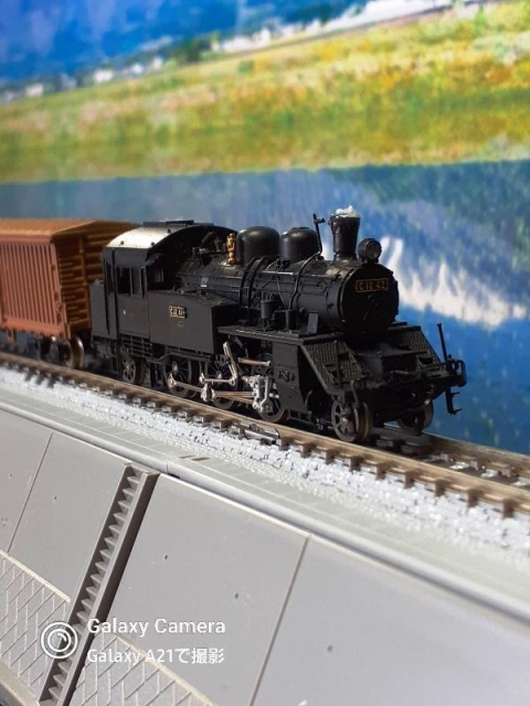 KATO C12と貨物列車がTOMIX Nゲージ 雪渓の築堤大カーブ S字レール上を走る。 | 湘南急行鉄道物語