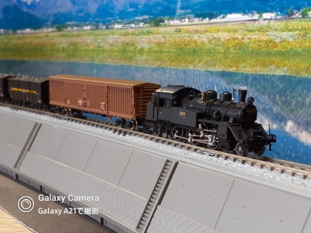 KATO C12と貨物列車がTOMIX Nゲージ 雪渓の築堤大カーブ S字レール上を走る。 | 湘南急行鉄道物語