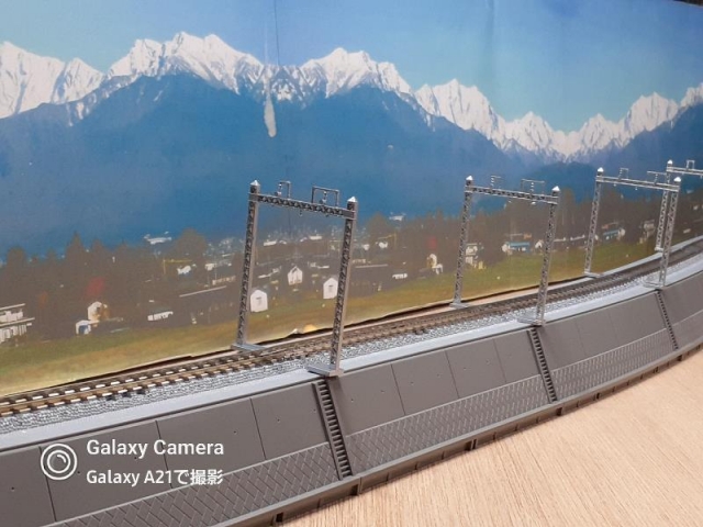 KATO C12と貨物列車がTOMIX Nゲージ 雪渓の築堤大カーブ S字レール上を走る。 | 湘南急行鉄道物語