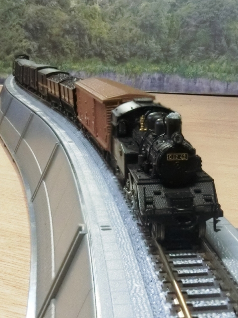 KATO C12と貨物列車がTOMIX Nゲージ 雪渓の築堤大カーブ S字レール上を走る。 | 湘南急行鉄道物語