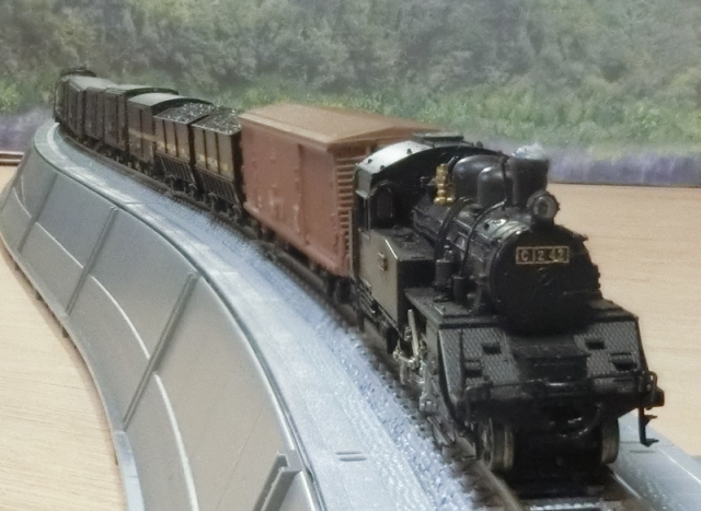 KATO C12と貨物列車がTOMIX Nゲージ 雪渓の築堤大カーブ S字レール上を走る。 | 湘南急行鉄道物語