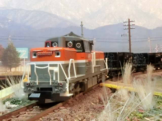 JR DE10-1000形ディーゼル機関車(暖地型・JR貨物新更新車)とホキ800編成 | 湘南急行鉄道物語