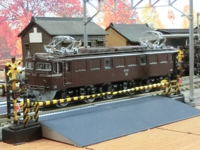 国鉄 EF60-0形電気機関車(2次形・茶色)とTOMIX対向式ホームセット(桁式)を行く | 湘南急行鉄道物語