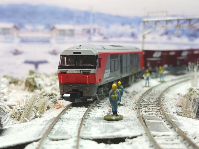 まだまだ序の口の豪雪にJR DF200-100形ディーゼル機関車とコキ107形貨車 | 湘南急行鉄道物語