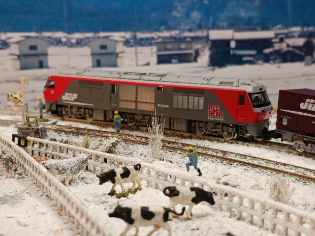 まだまだ序の口の豪雪にJR DF200-100形ディーゼル機関車とコキ107形貨車 | 湘南急行鉄道物語