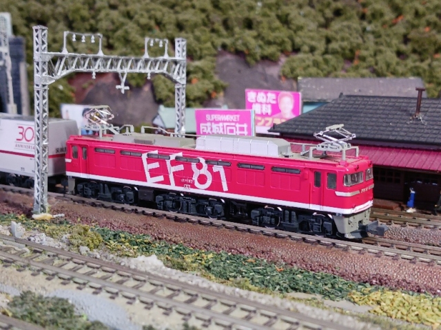 EF81 92 レインボー塗装機とホキ800編成と京葉臨海鉄道 KD55形 103形ディーゼル機関車がコキを牽引 | 湘南急行鉄道物語