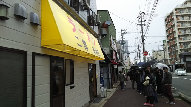 行列のできるお店で(^^♪【ラーメン二郎編】 | 吉田商事のエコブログ