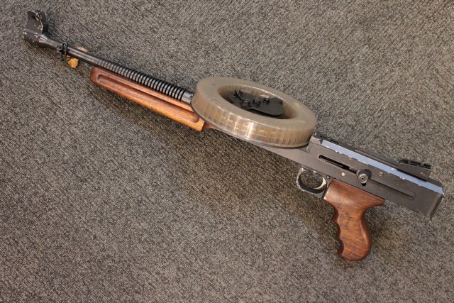 ガンプロフェッショナルズ掲載のアメリカン AM180 短機関銃! | Chicago Blog