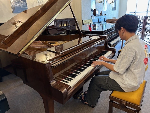 6695 大学生の生徒さんたち、ピアノそのもの体験ツアー～海外メーカーのピアノ！ | 先生の日記