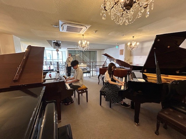 6695 大学生の生徒さんたち、ピアノそのもの体験ツアー～海外メーカーのピアノ！ | 先生の日記