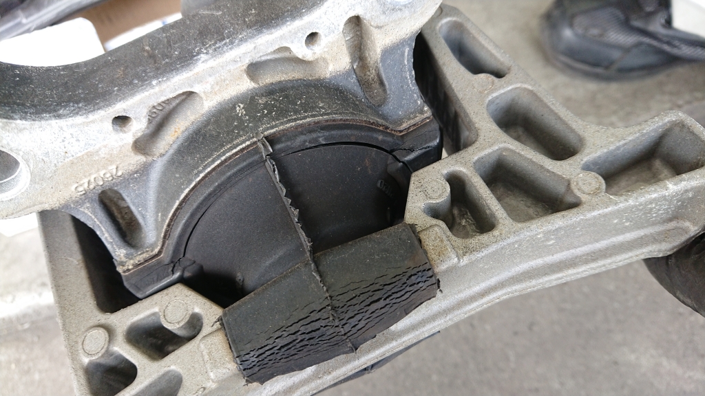 ボルボ V40 エンジンマウント交換 ディスクパッド交換 車検 整備 点検 輸入車 故障 修理 熊本車検 メンテナンス 12カ月点検 パーツ ...