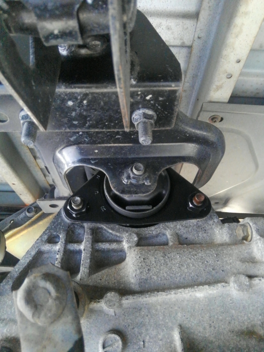 ボンゴ、アトラス、エンジンマウント交換 | クルマとの気楽なお付き合い