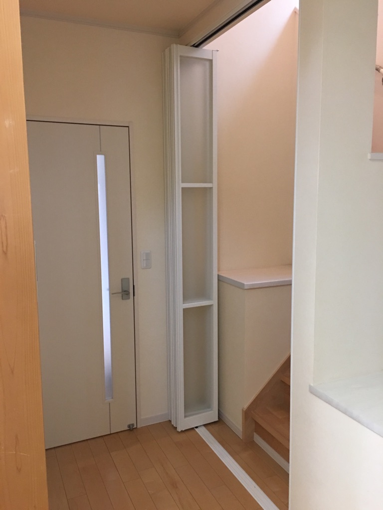 リビング階段に折戸＋引戸を取付 埼玉県 | 間仕切り工事の施工ブログ