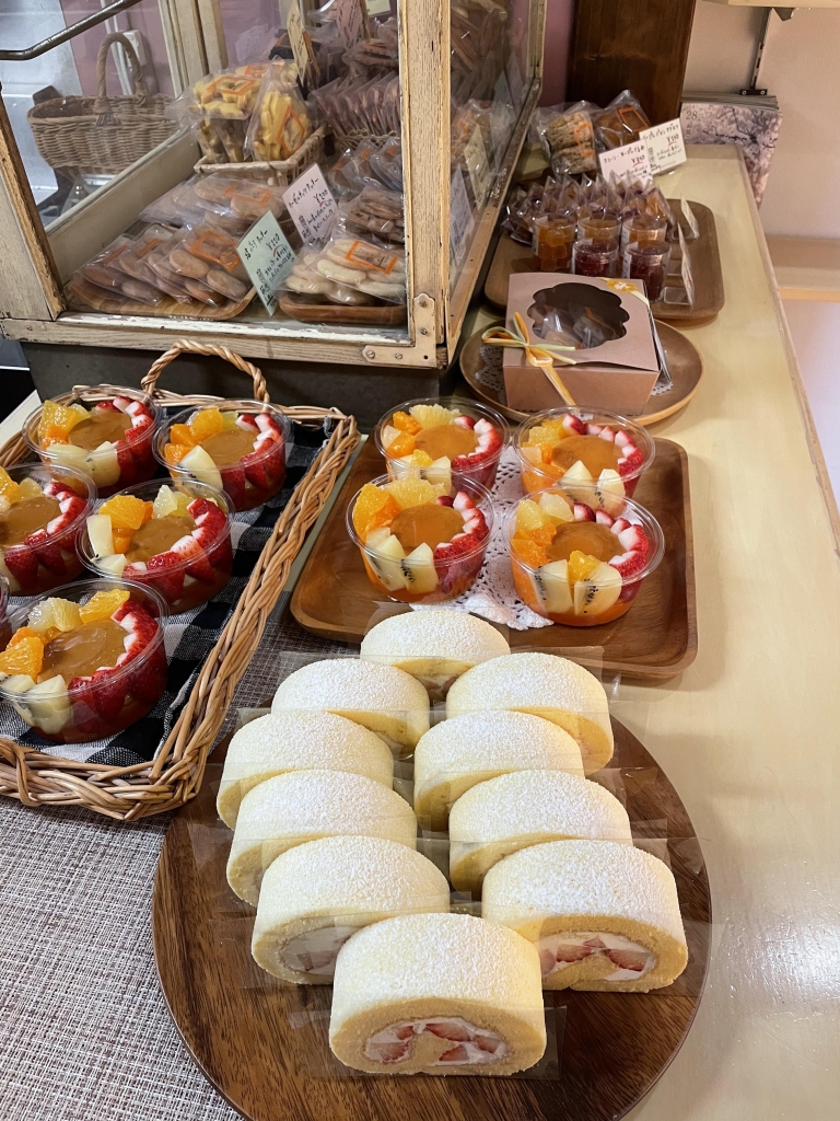 本日土曜日は、ロールケーキとプリンアラモードを2種。