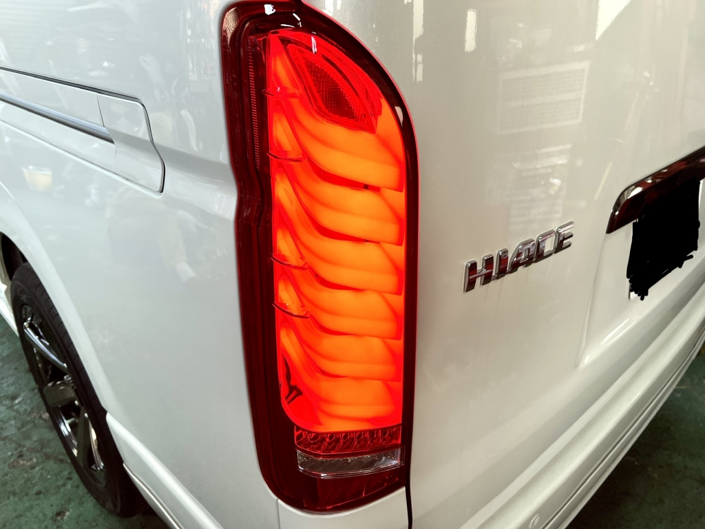 トヨタ ハイエースバン スーパーGL(200系6型)に、社外テールランプの持ち込み取り付け致しました。 | KAK MOTORS ...