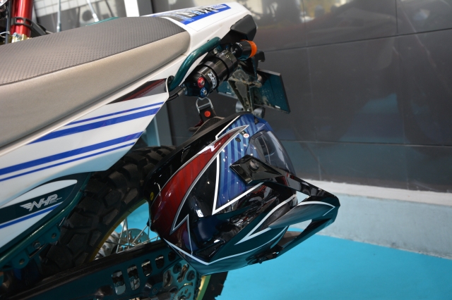 ヘルメットロックが移設装着可能に！！SEROW250 Tec-5.2 Performance Shock[便利にアップデート ...